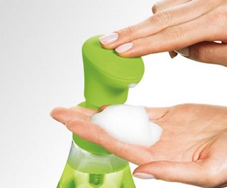 Sapone da bagno in mousse. Lo studio: "Non elimina i batteri"