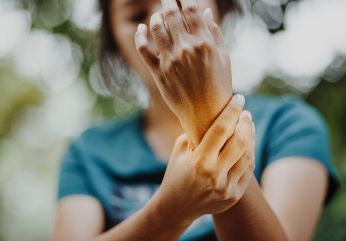 È la malattia autoimmune più diffusa: i sintomi dell’artrite reumatoide